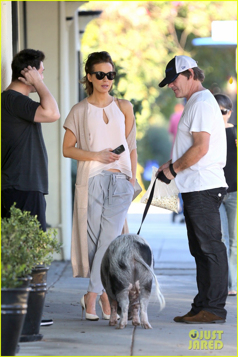 Kate Beckinsale Uses iPhone to Pay Tribute to Late Dad Richard: Photo ...