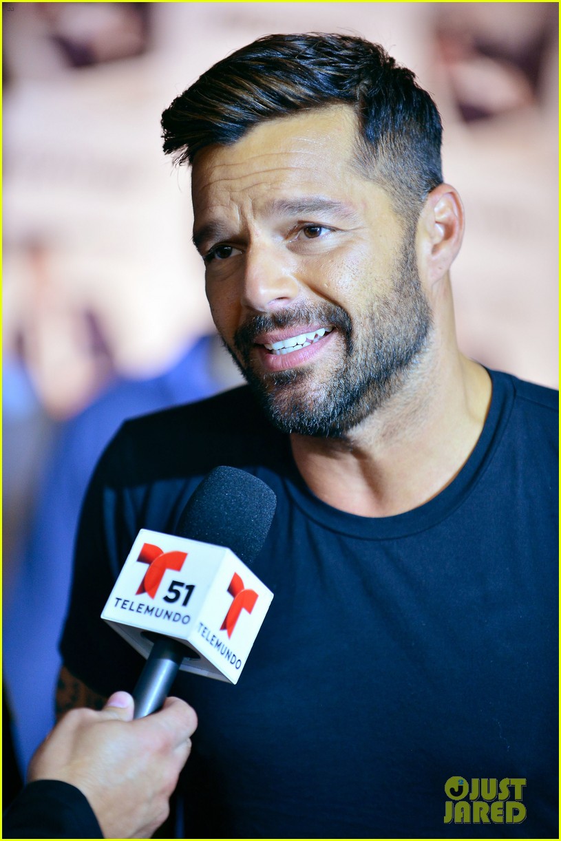 Ricky Martin Hits Miami for 'A Quien Quiera Escuchar' Album Signing ...