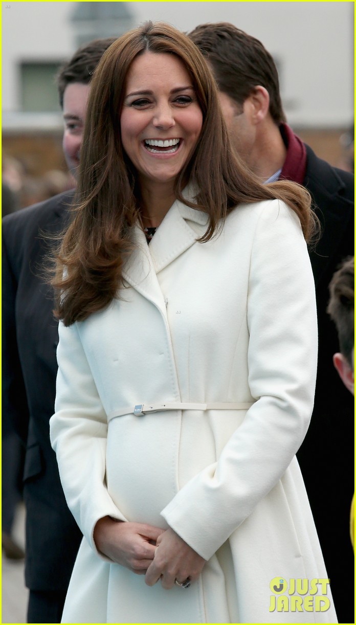 Pregnant Kate Middleton Helps Paint a Mural - See Her Artwork!: Photo ...