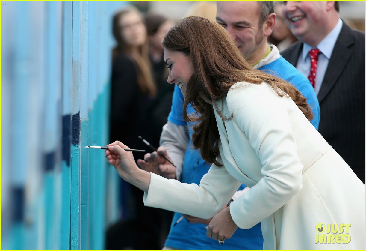 Pregnant Kate Middleton Helps Paint a Mural - See Her Artwork!: Photo ...