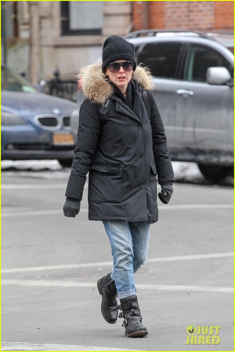 Julianne Moore Says Dress is White & Gold, Mindy Kaling Reacts: Photo ...