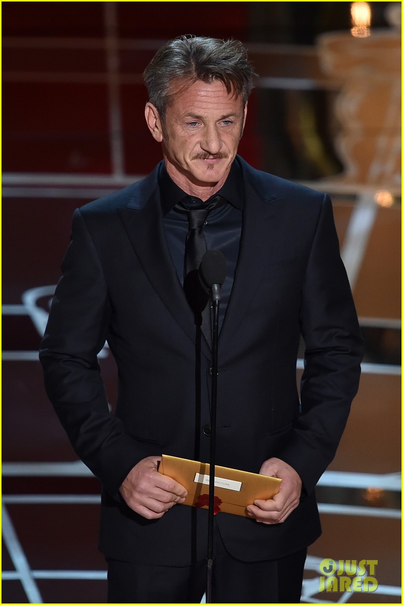 Sean Penn Presents Biggest Award to 'Birdman' at Oscars 2015: Photo ...