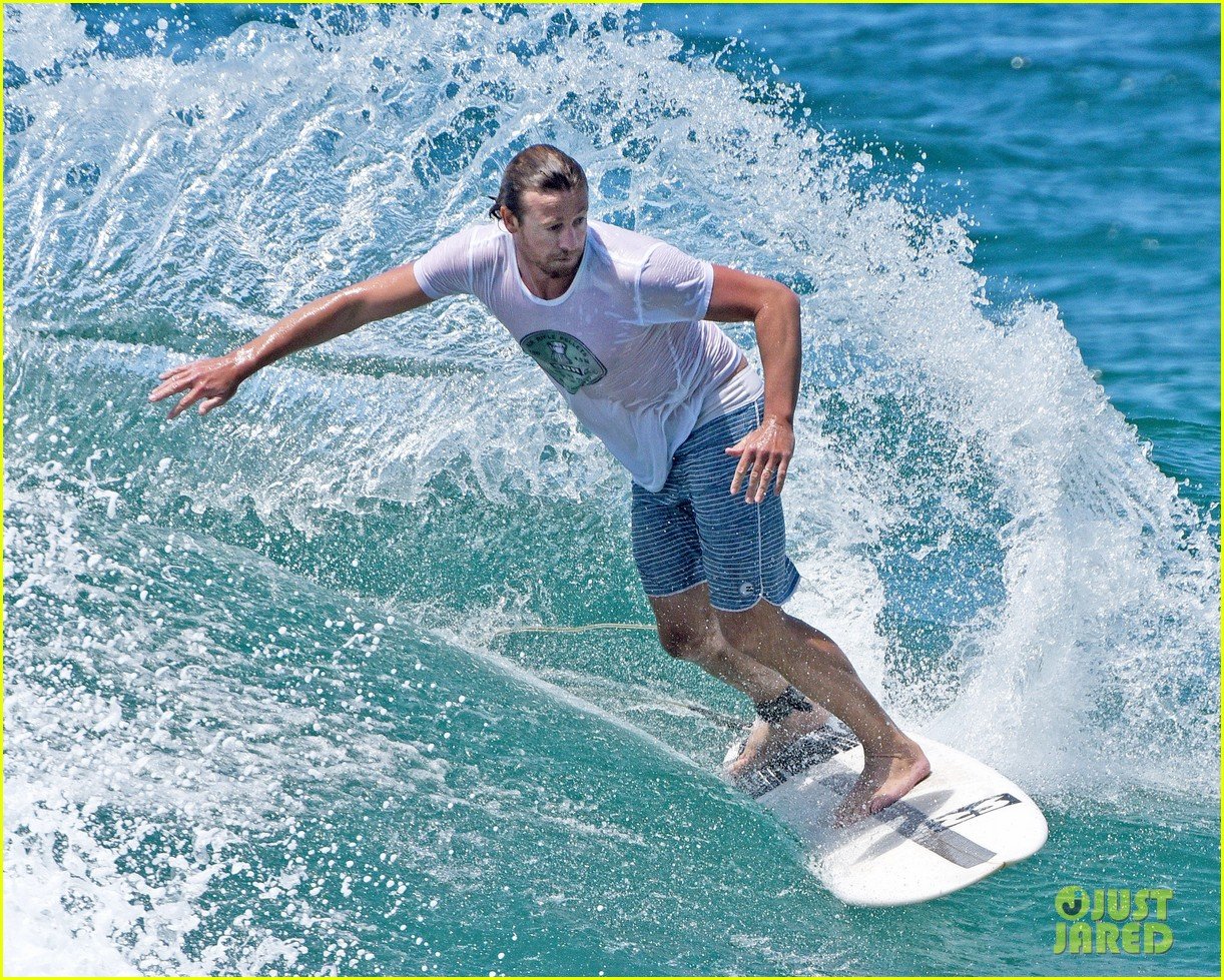 Photo: simon baker shirtless surfing mentalist series finale 02 | Photo ...