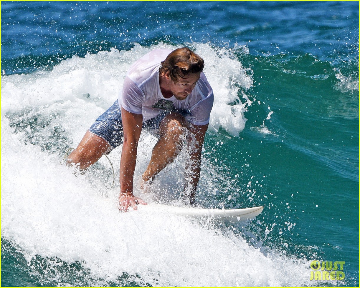 Simon Baker Goes Shirtless in Sydney Ahead of 'The Mentalist' Series ...