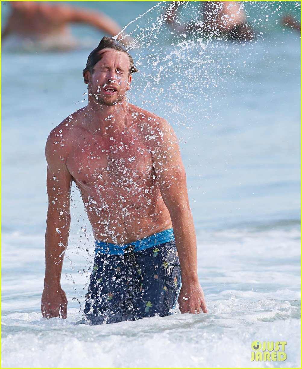 Simon Baker Goes Shirtless in Sydney Ahead of 'The Mentalist' Series ...