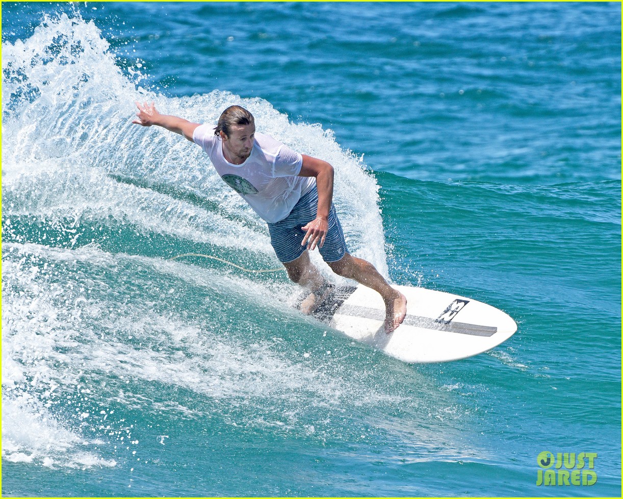 Simon Baker Goes Shirtless in Sydney Ahead of 'The Mentalist' Series ...