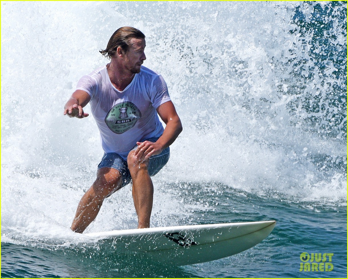 Simon Baker Goes Shirtless in Sydney Ahead of 'The Mentalist' Series ...