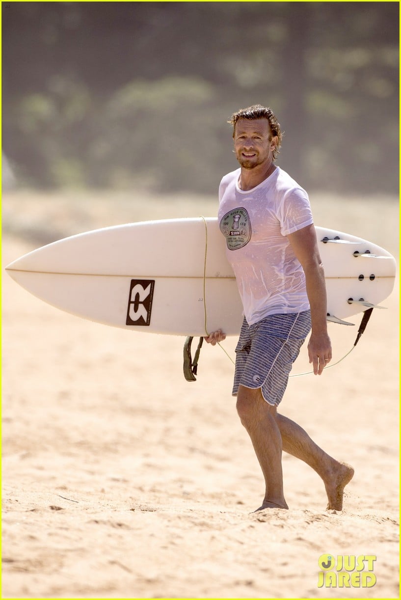 Simon Baker Goes Shirtless in Sydney Ahead of 'The Mentalist' Series ...