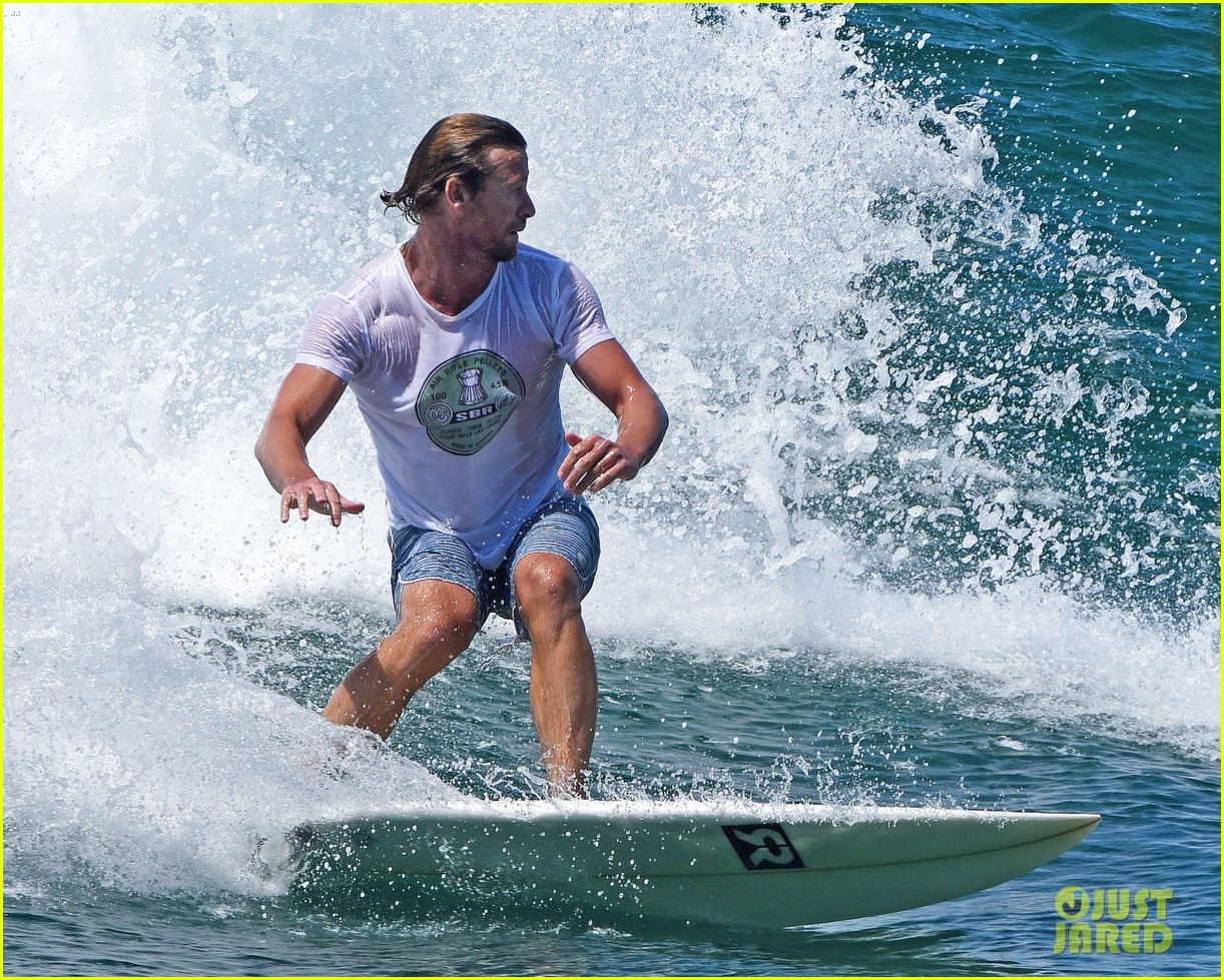 Simon Baker Goes Shirtless in Sydney Ahead of 'The Mentalist' Series ...