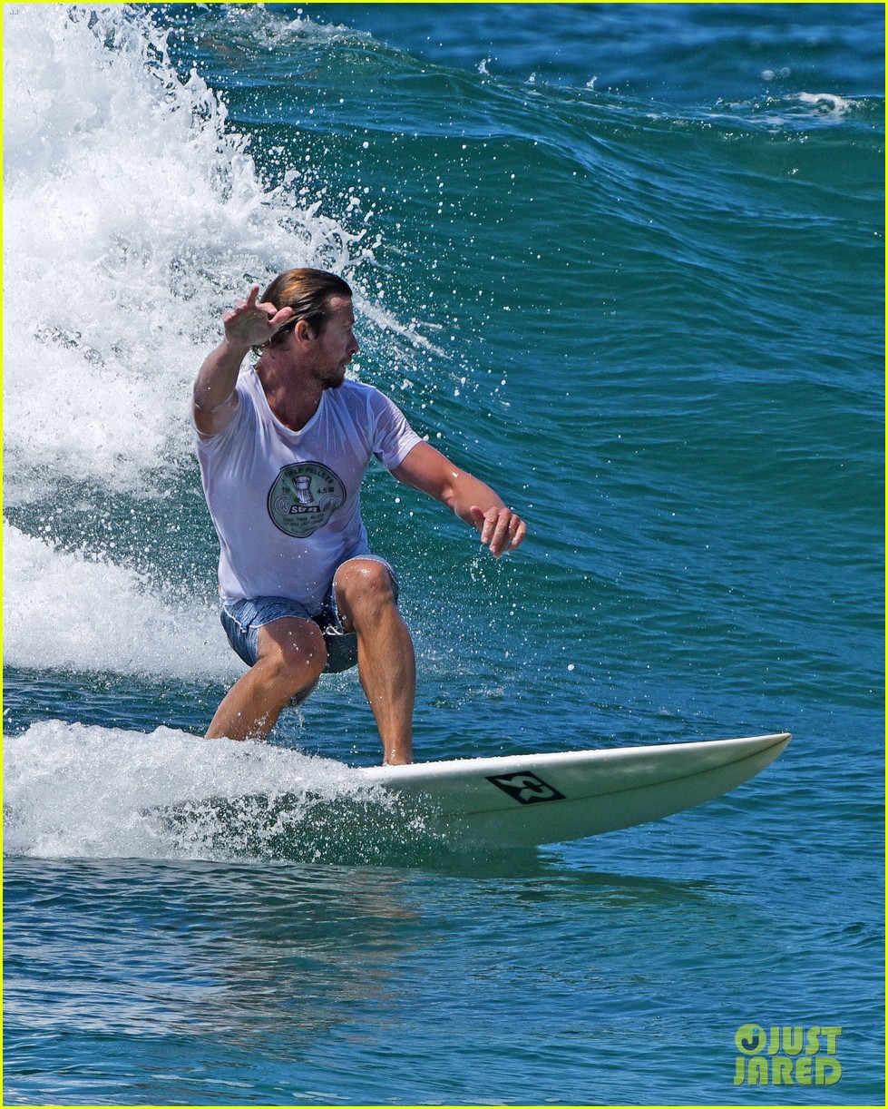 Simon Baker Goes Shirtless in Sydney Ahead of 'The Mentalist' Series ...