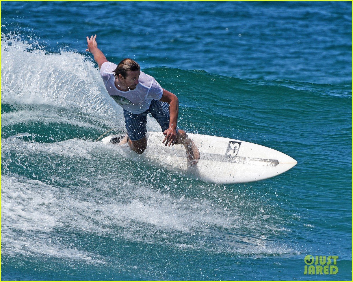 Simon Baker Goes Shirtless in Sydney Ahead of 'The Mentalist' Series ...