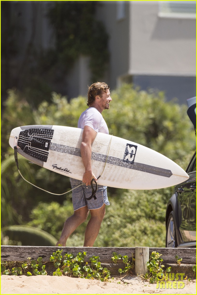Simon Baker Goes Shirtless in Sydney Ahead of 'The Mentalist' Series ...