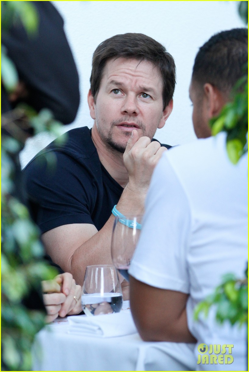 Mark Wahlberg Steps Out with His New Shorter Haircut: Photo 3315707 ...
