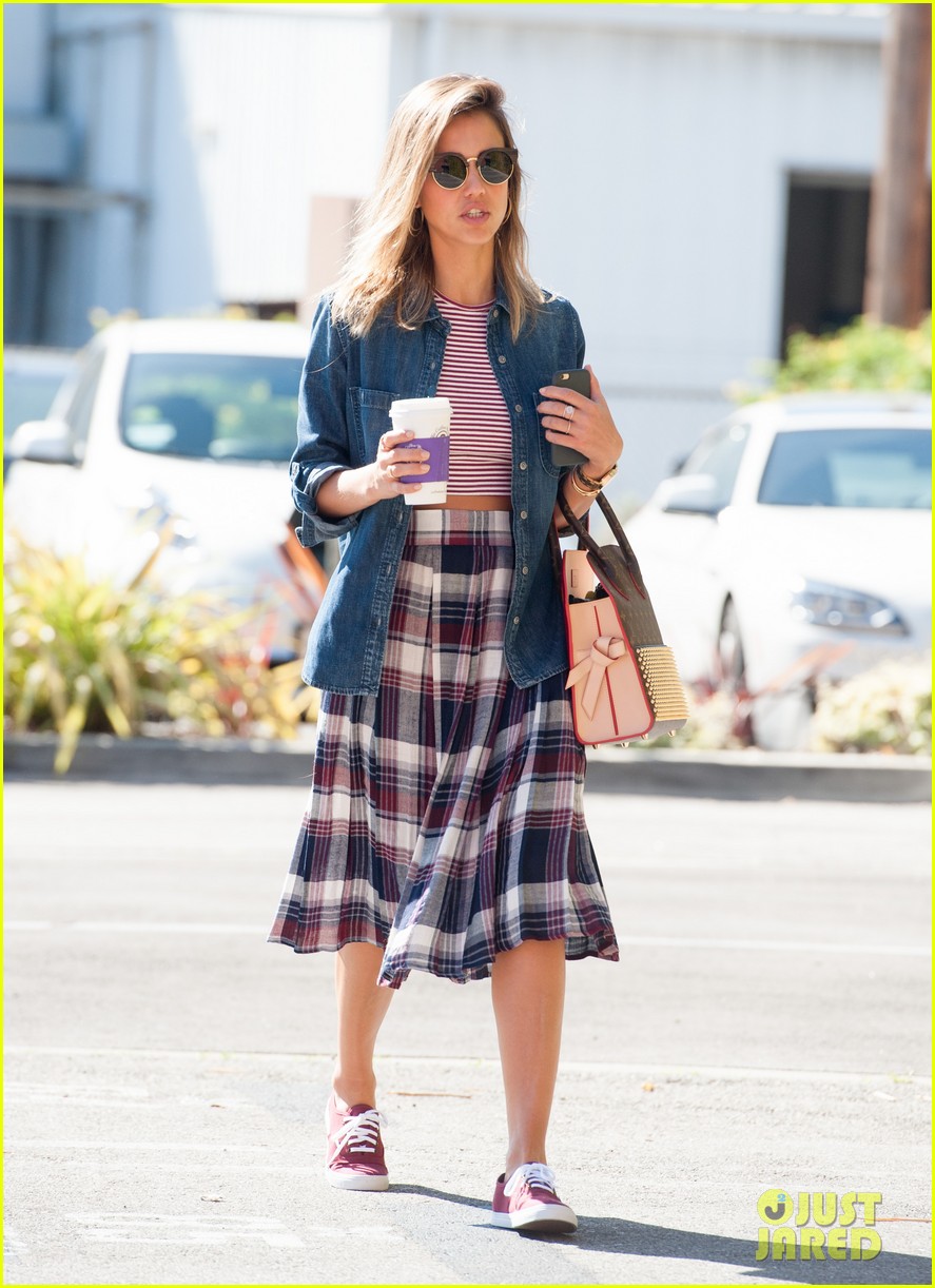 Jessica Alba Shows Off Her Business Style Before a Big Meeting: Photo ...