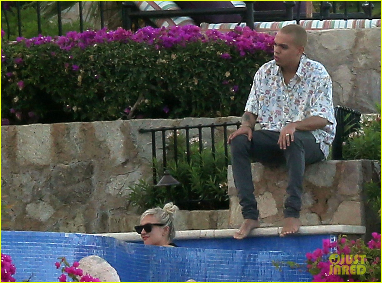 Ashlee Simpson Shows Off Bare Baby Bump in a Bikini While Vacationing ...