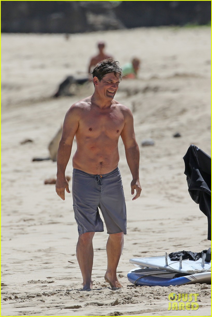 Josh Brolin Goes Shirtless for Paddleboarding Fun in Hawaii: Photo ...