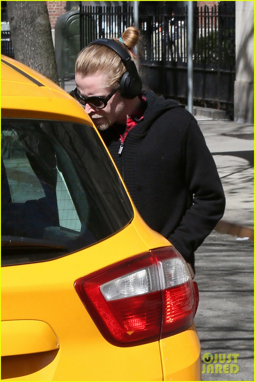 Macaulay Culkin Is Rocking Pink Hair Highlights These Days: Photo ...
