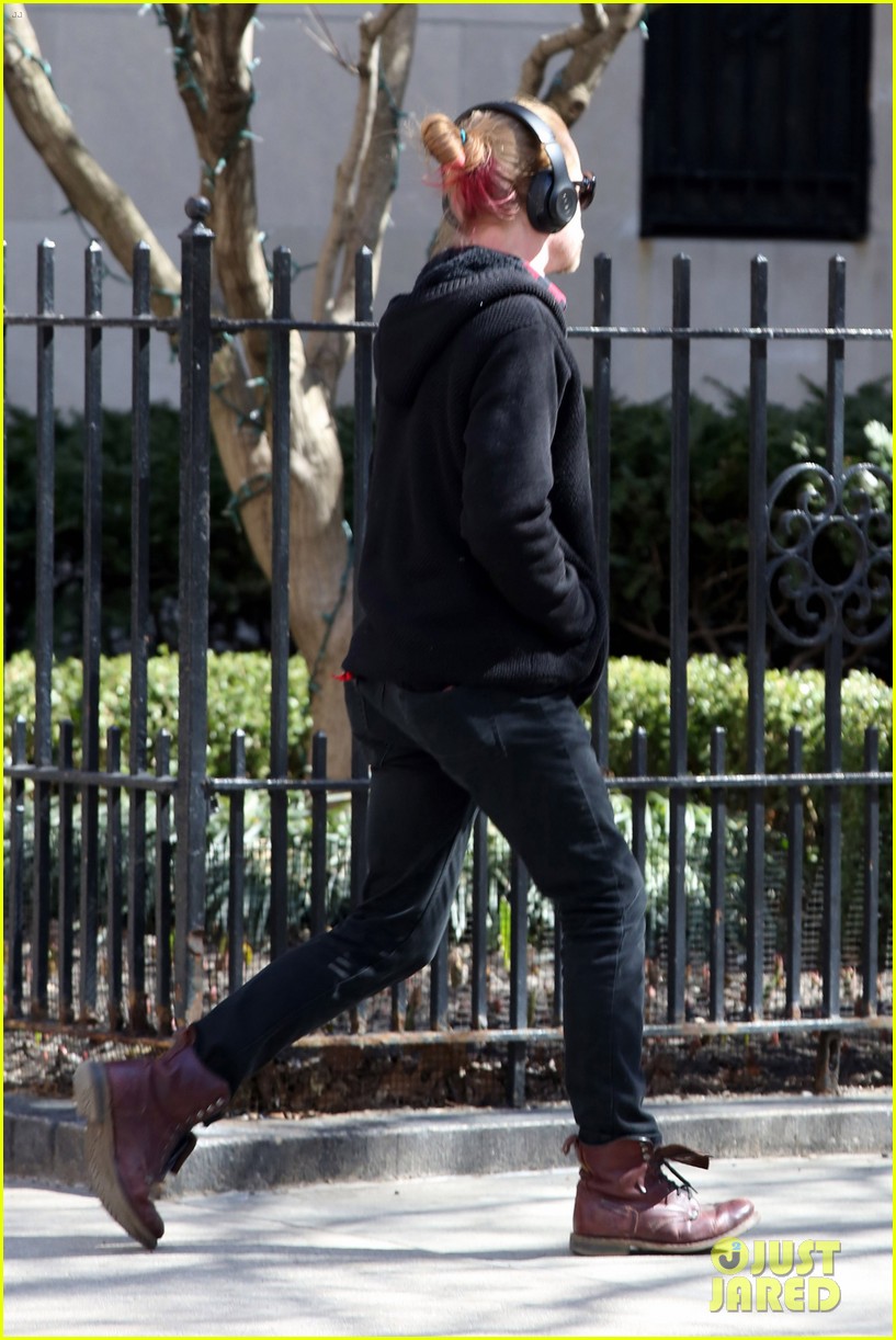 Macaulay Culkin Is Rocking Pink Hair Highlights These Days: Photo ...