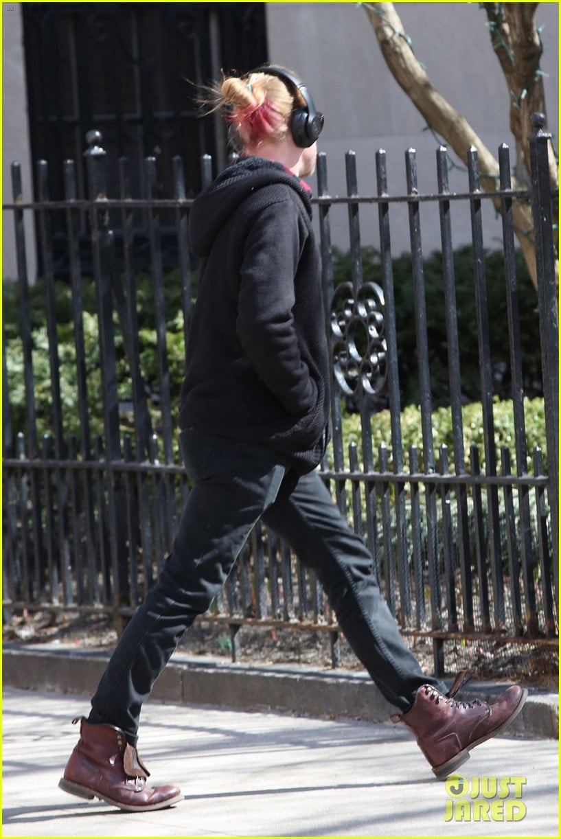 Macaulay Culkin Is Rocking Pink Hair Highlights These Days: Photo ...