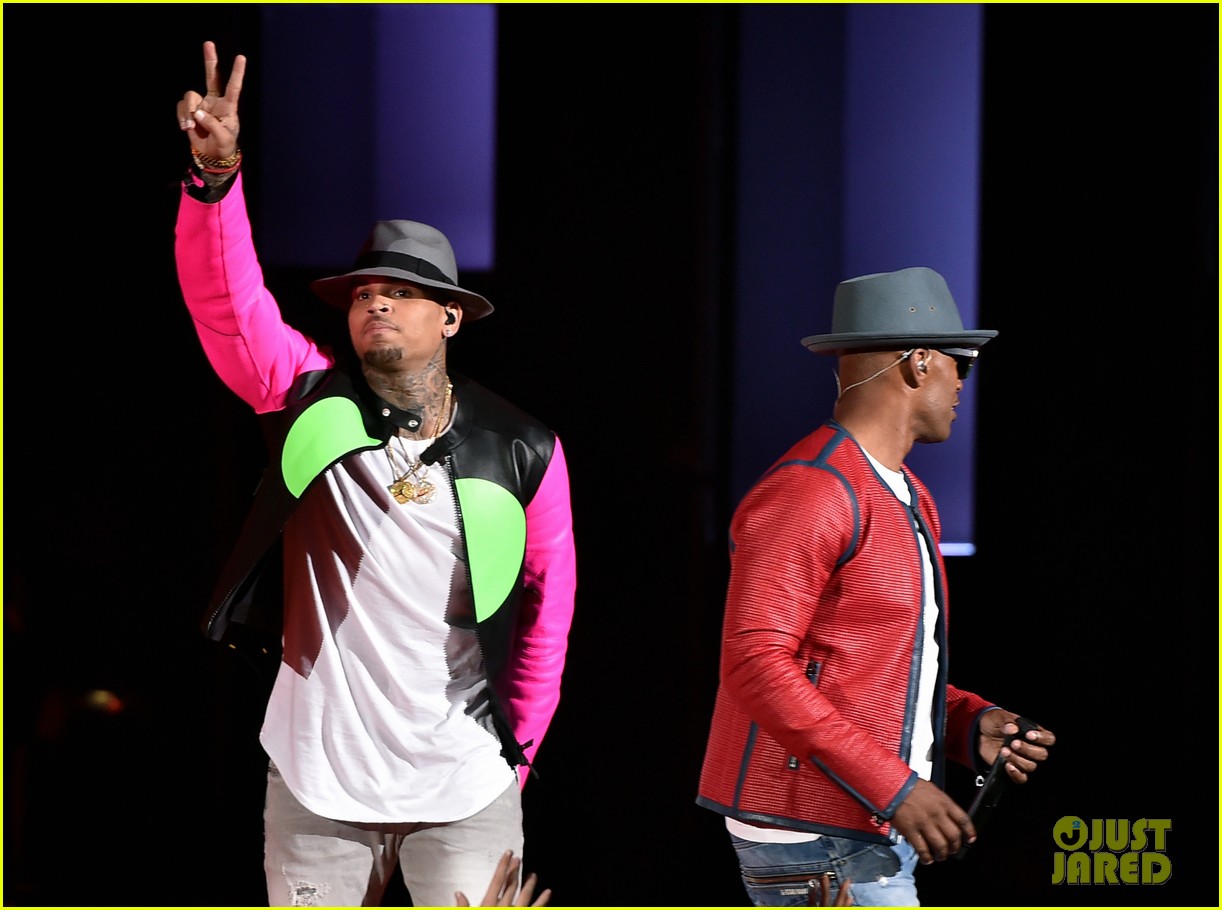 Jamie Foxx & Chris Brown Perform 'You Changed Me' at iHeartRadio Awards ...