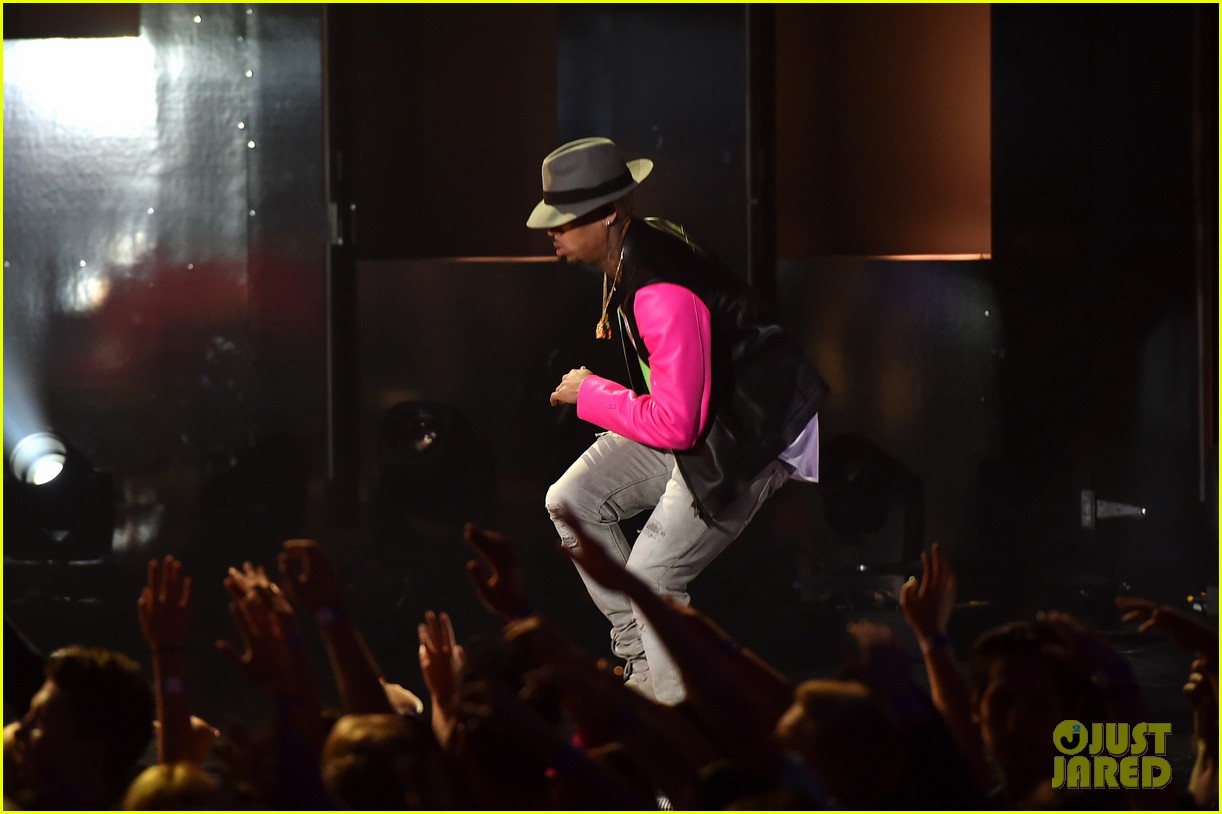Jamie Foxx & Chris Brown Perform 'You Changed Me' at iHeartRadio Awards ...