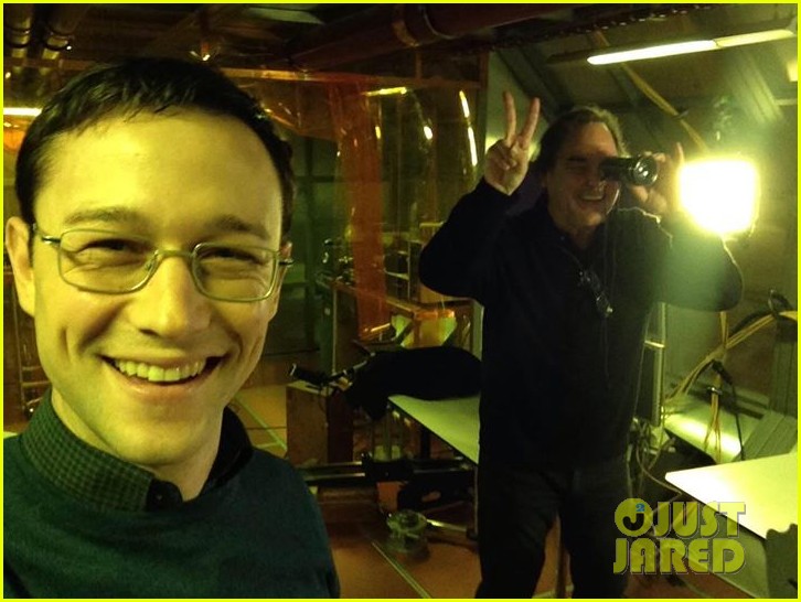 Joseph Gordon-Levitt Shares First Photo of Him as Edward Snowden in ...