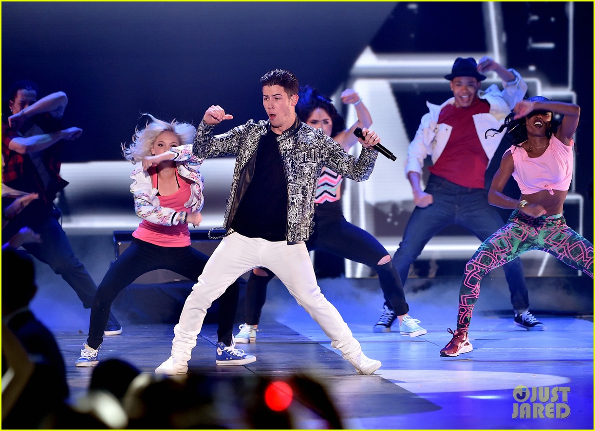 Nick Jonas Performs at Kids' Choice Awards 2015 (Video): Photo 3335544 ...
