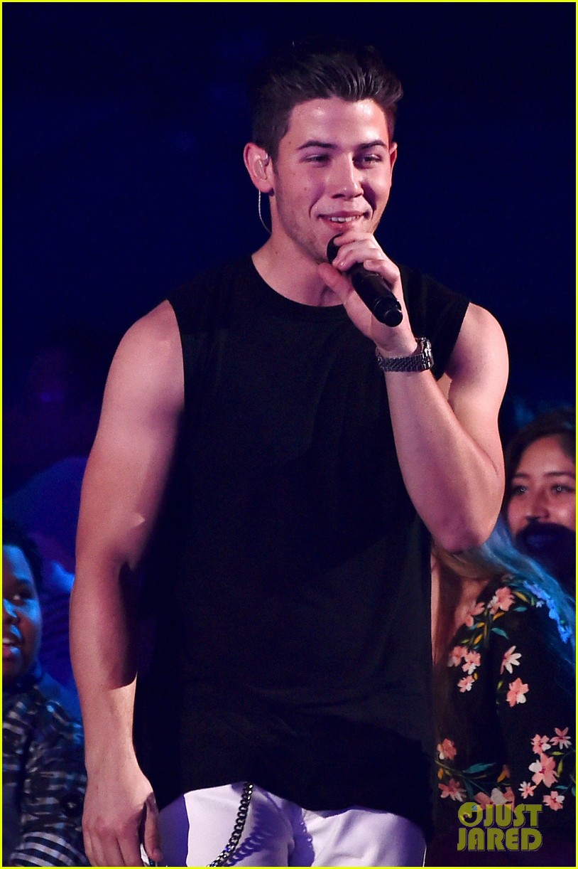 Nick Jonas Performs at Kids' Choice Awards 2015 (Video): Photo 3335546 ...