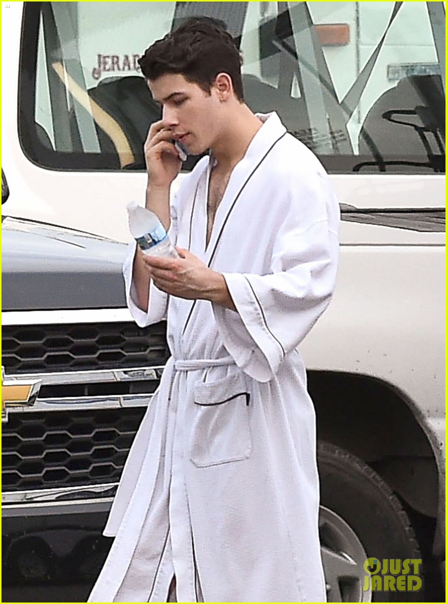 Nick Jonas Reveals His Brothers' Reactions to Shirtless Photos: Photo ...