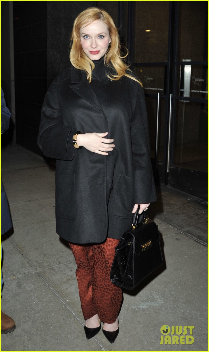 January Jones Plays Pie Golf with Jimmy Fallon As Christina Hendricks ...