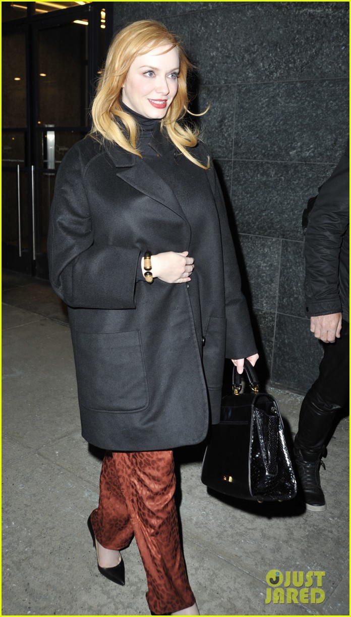 January Jones Plays Pie Golf with Jimmy Fallon As Christina Hendricks ...