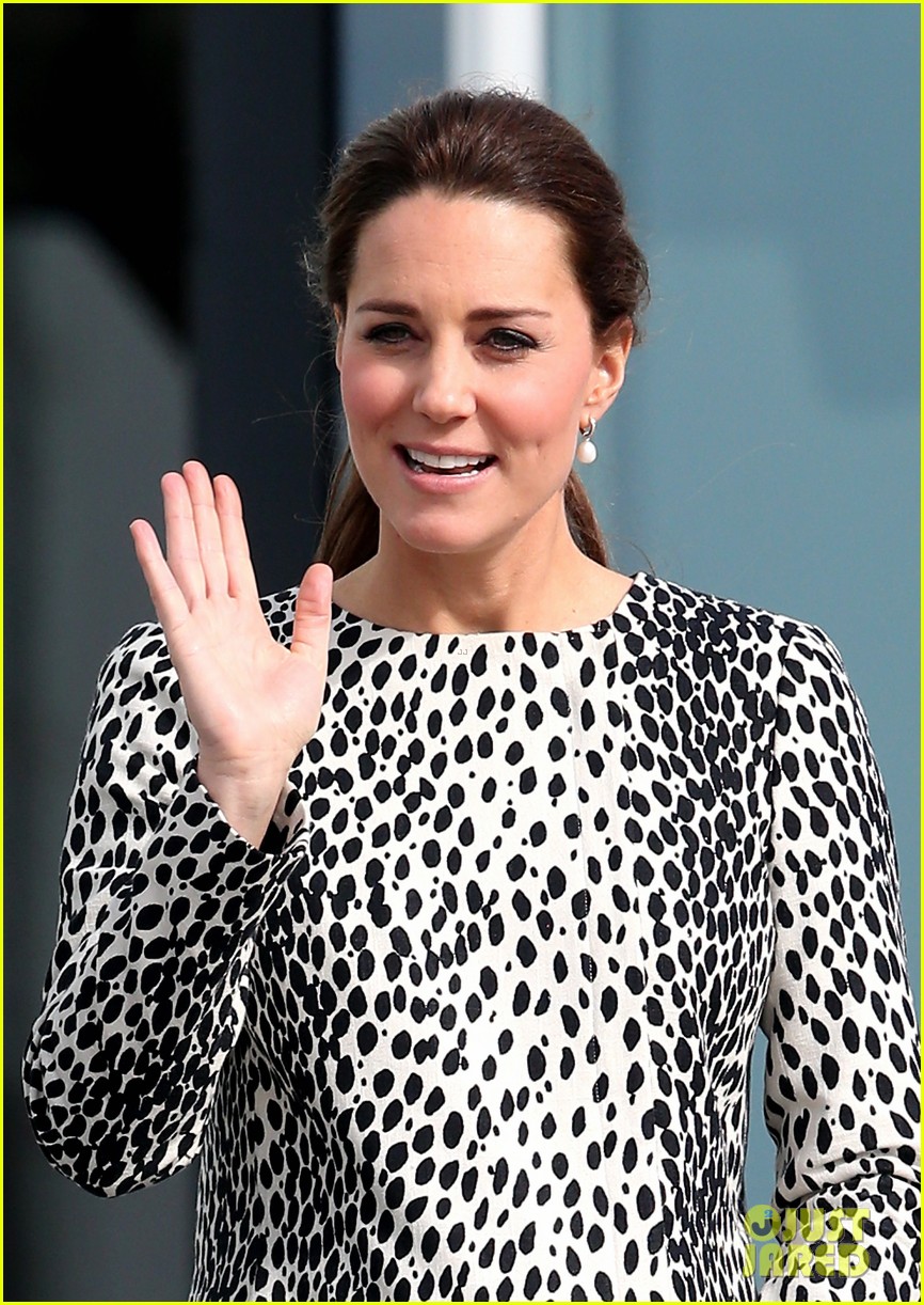 Kate Middleton Flaunts Growing Baby Bump at Turner Contemporary Art ...