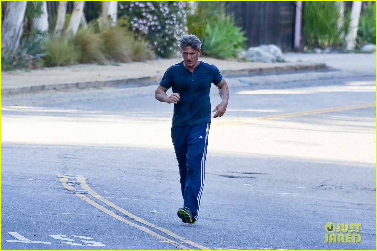 Sean Penn Won't Apologize For His Oscars 2015 Green Card Comment: Photo ...