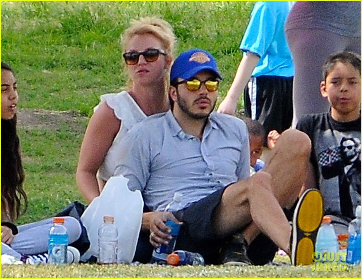 Ryan Reynolds Photoshops Himself & Blake Lively on Old Photo of Justin ...