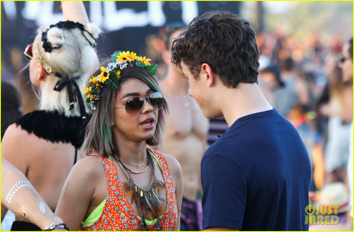 Sarah Hyland & Dominic Sherwood Show Some Major PDA at Coachella 2015 ...