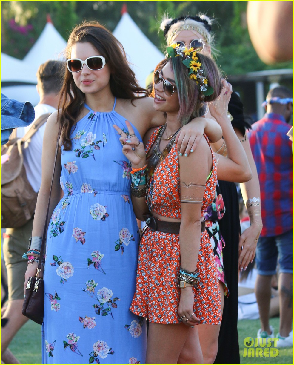 Sarah Hyland & Dominic Sherwood Show Some Major PDA at Coachella 2015 ...