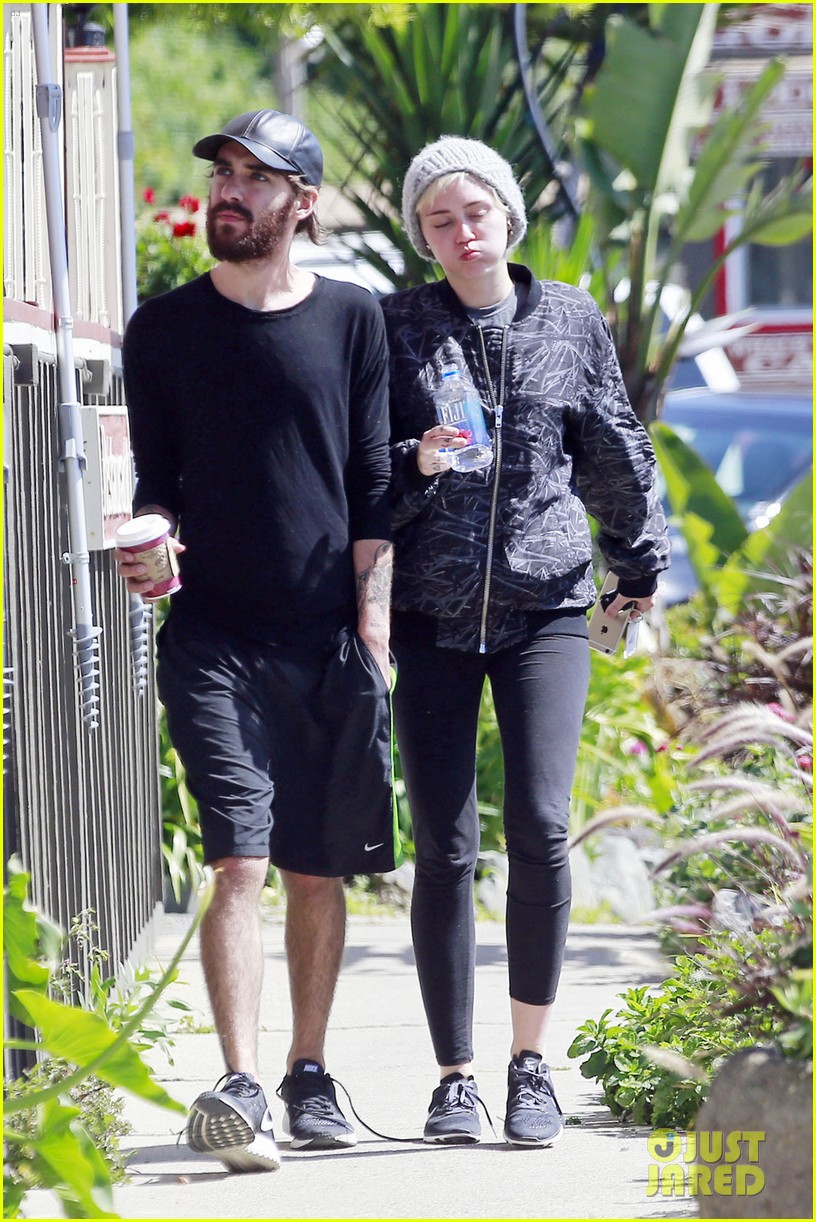 Miley Cyrus Sings 'Baby Got Back' During Road Trip With BFF Cheyne ...