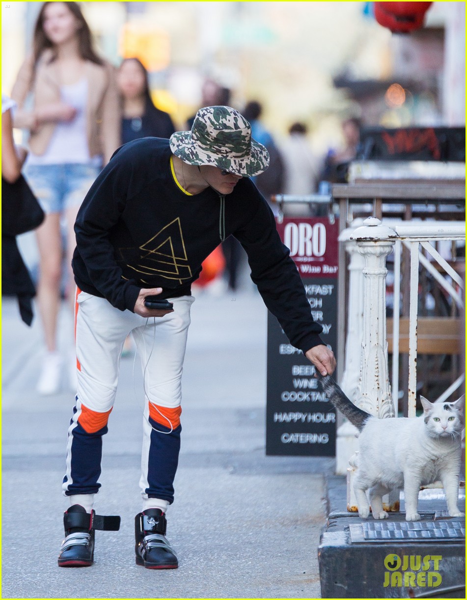 Jared Leto Bares His Muscles Again in a Batman Tank Top!: Photo 3358449 ...