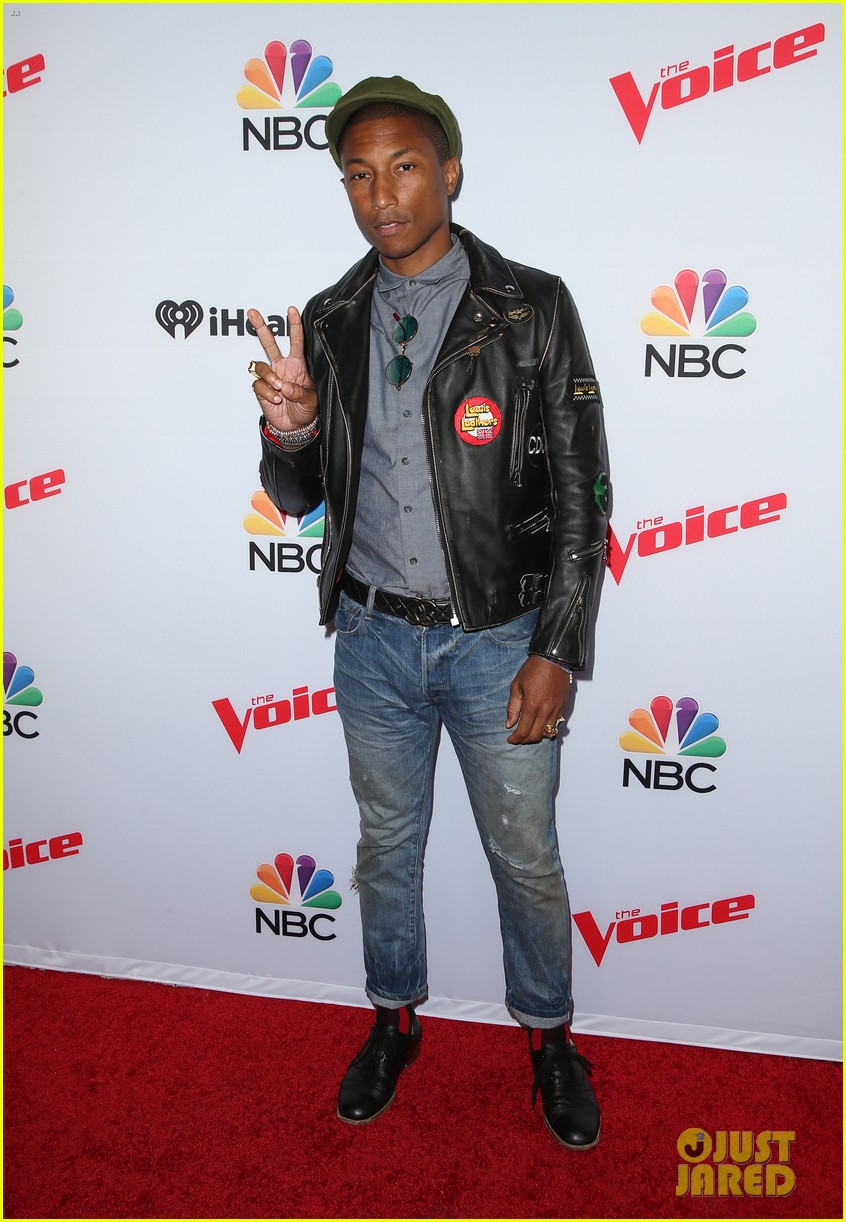 Adam Levine & Christina Aguilera Hit The Stage at 'The Voice' Season 8 ...