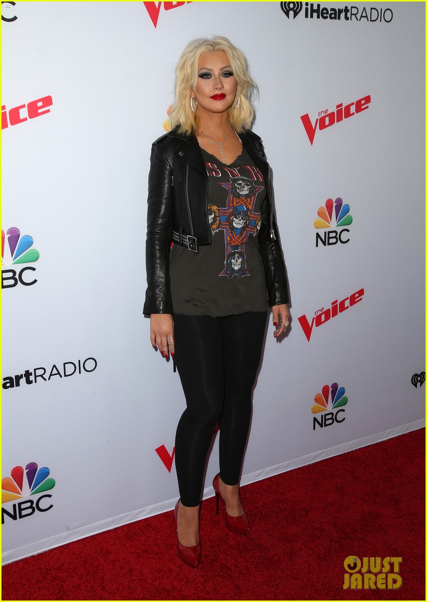 Adam Levine & Christina Aguilera Hit The Stage at 'The Voice' Season 8 ...
