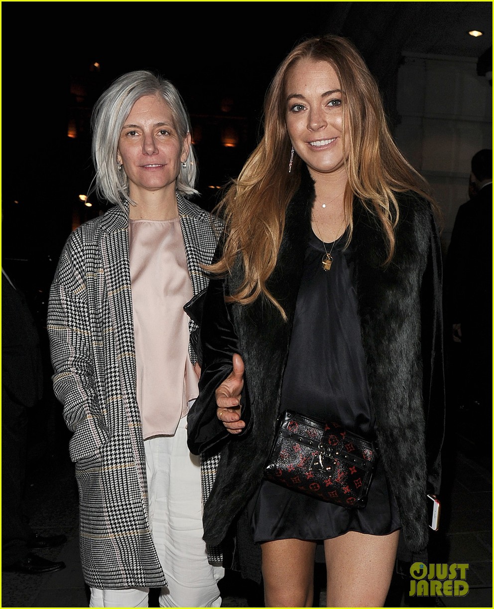 Lindsay Lohan Blows Kisses at the Cameras in London: Photo 3347801 ...