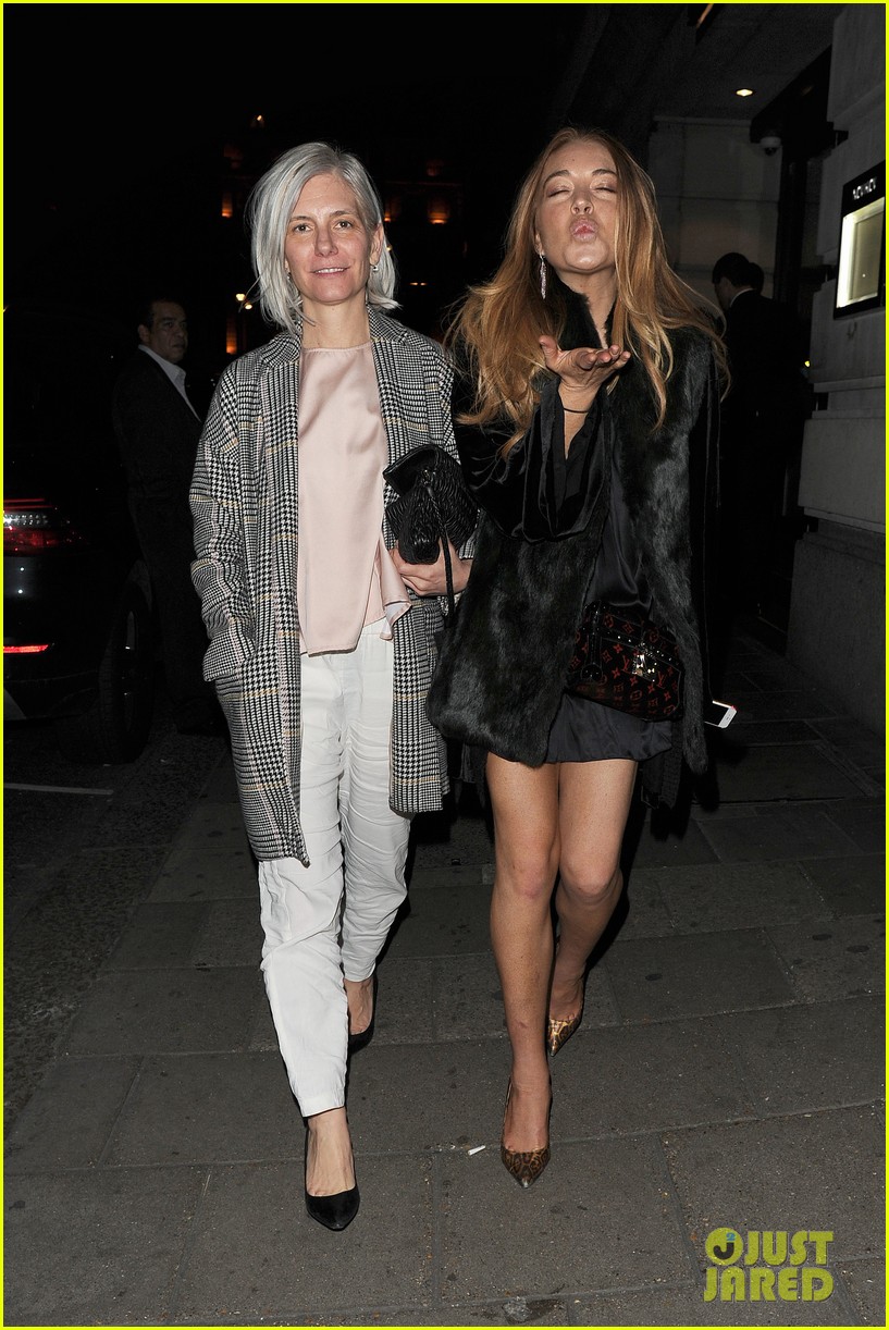 Photo: lindsay lohan blows kisses london 03 | Photo 3347802 | Just ...