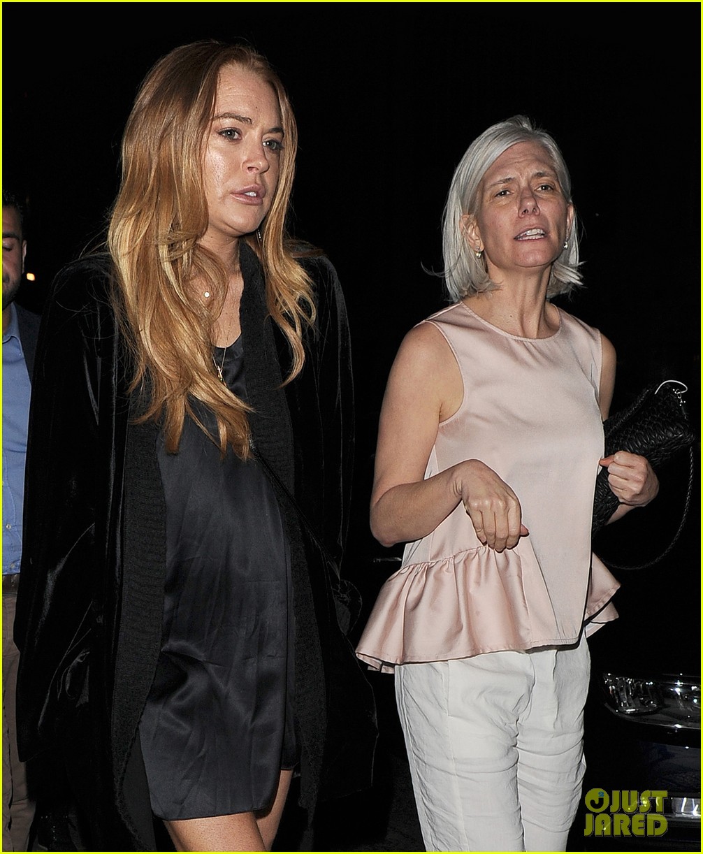 Lindsay Lohan Blows Kisses at the Cameras in London: Photo 3347803 ...