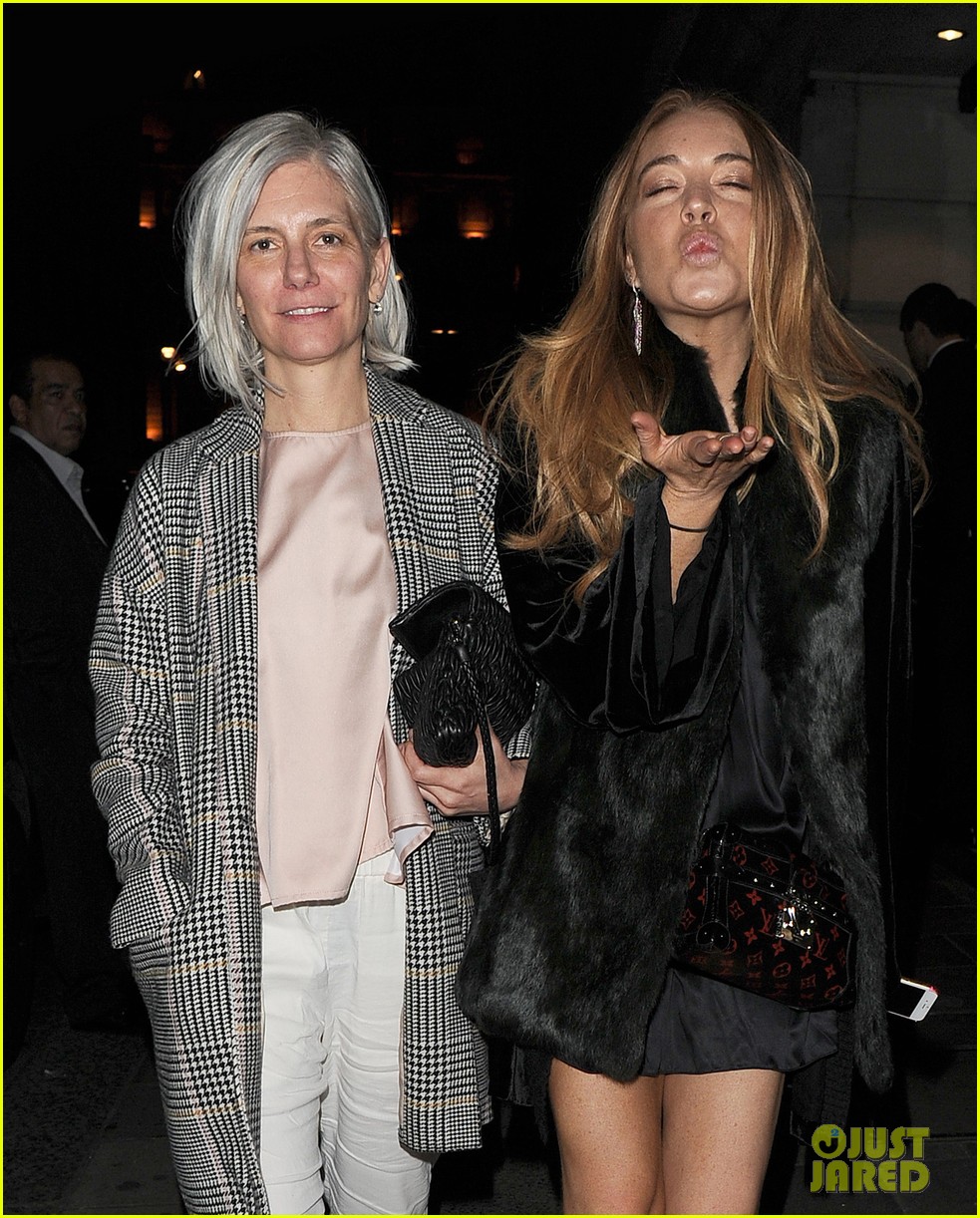 Lindsay Lohan Blows Kisses at the Cameras in London: Photo 3347816 ...