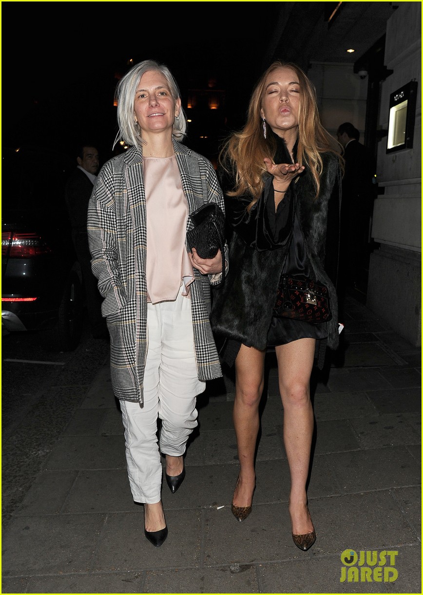 Lindsay Lohan Blows Kisses at the Cameras in London: Photo 3347817 ...