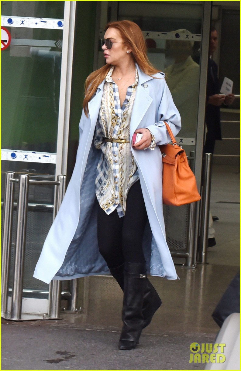 Lindsay Lohan Shows Off Her Itty Bitty Waist - See the Selfie!: Photo ...