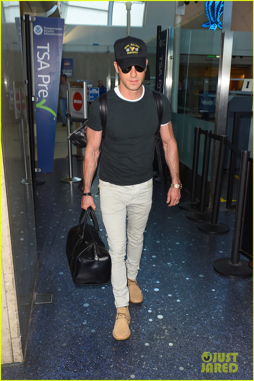 Chris Martin & Justin Theroux Both Look Super Hot at LAX: Photo 3359296 ...