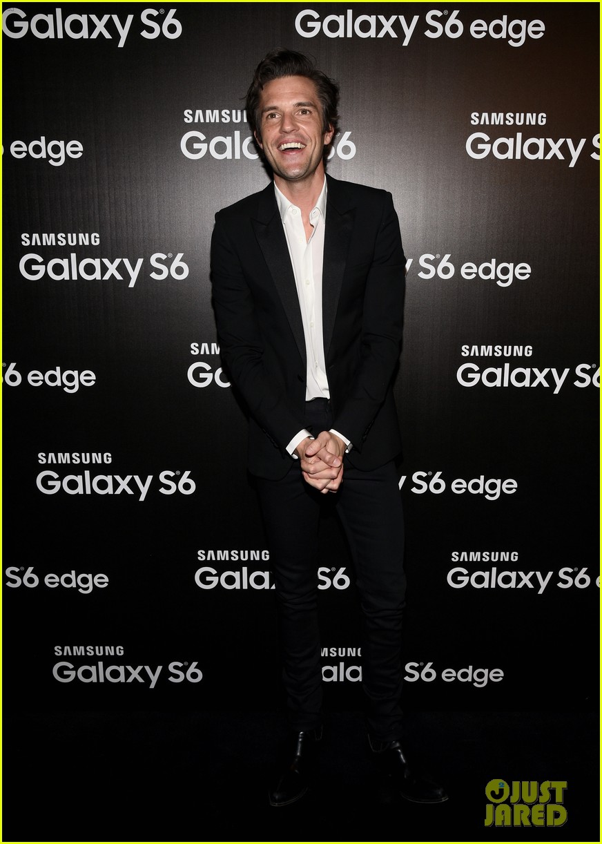 Chrissy Teigen & Emily Ratajkowski Sandwich John Legend at Samsung ...