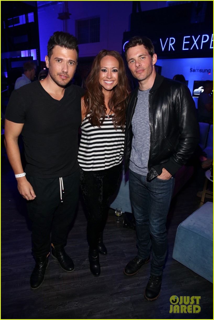 Chrissy Teigen & Emily Ratajkowski Sandwich John Legend at Samsung ...