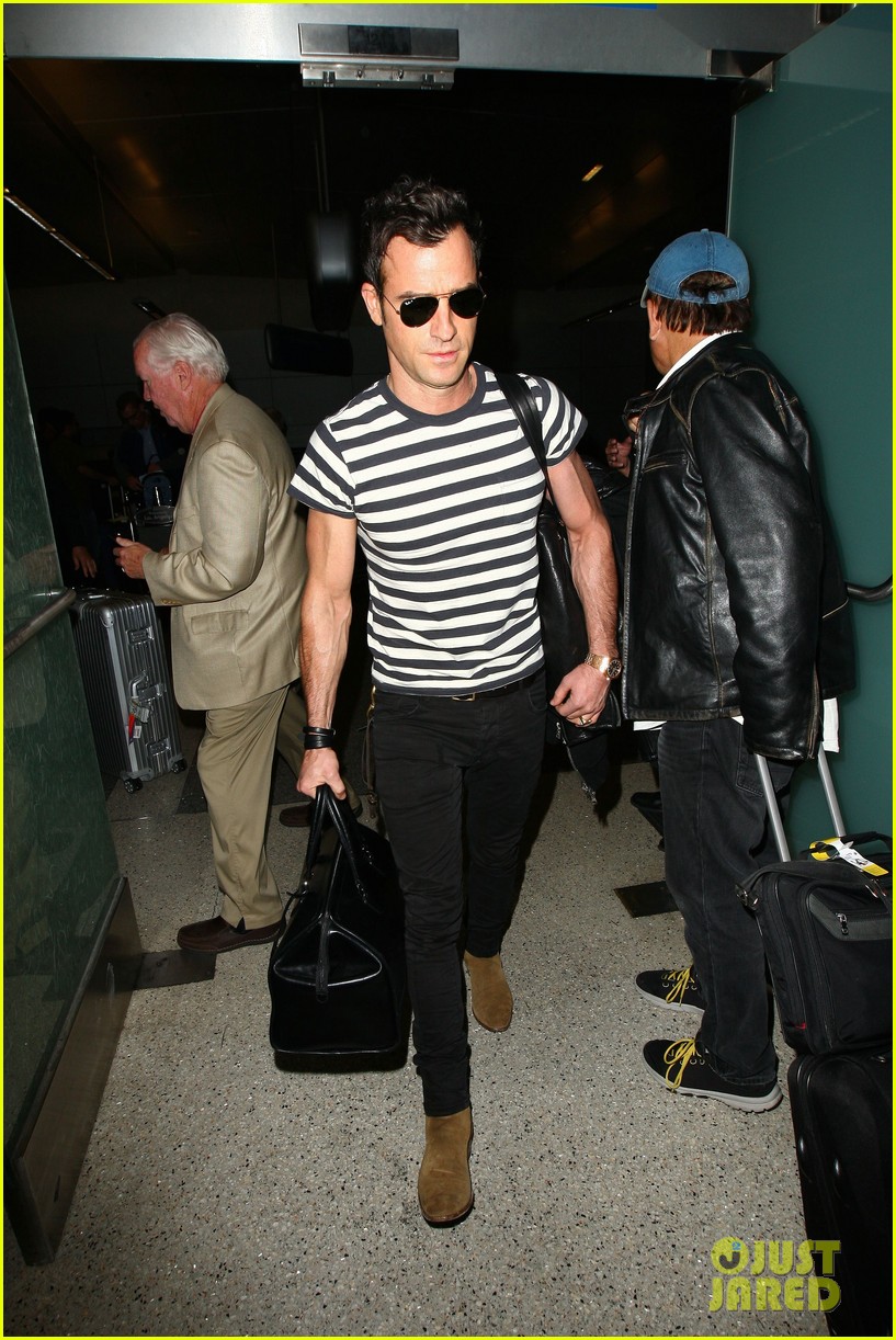 Justin Theroux Puts His Muscles On Display in a Tight Shirt: Photo ...